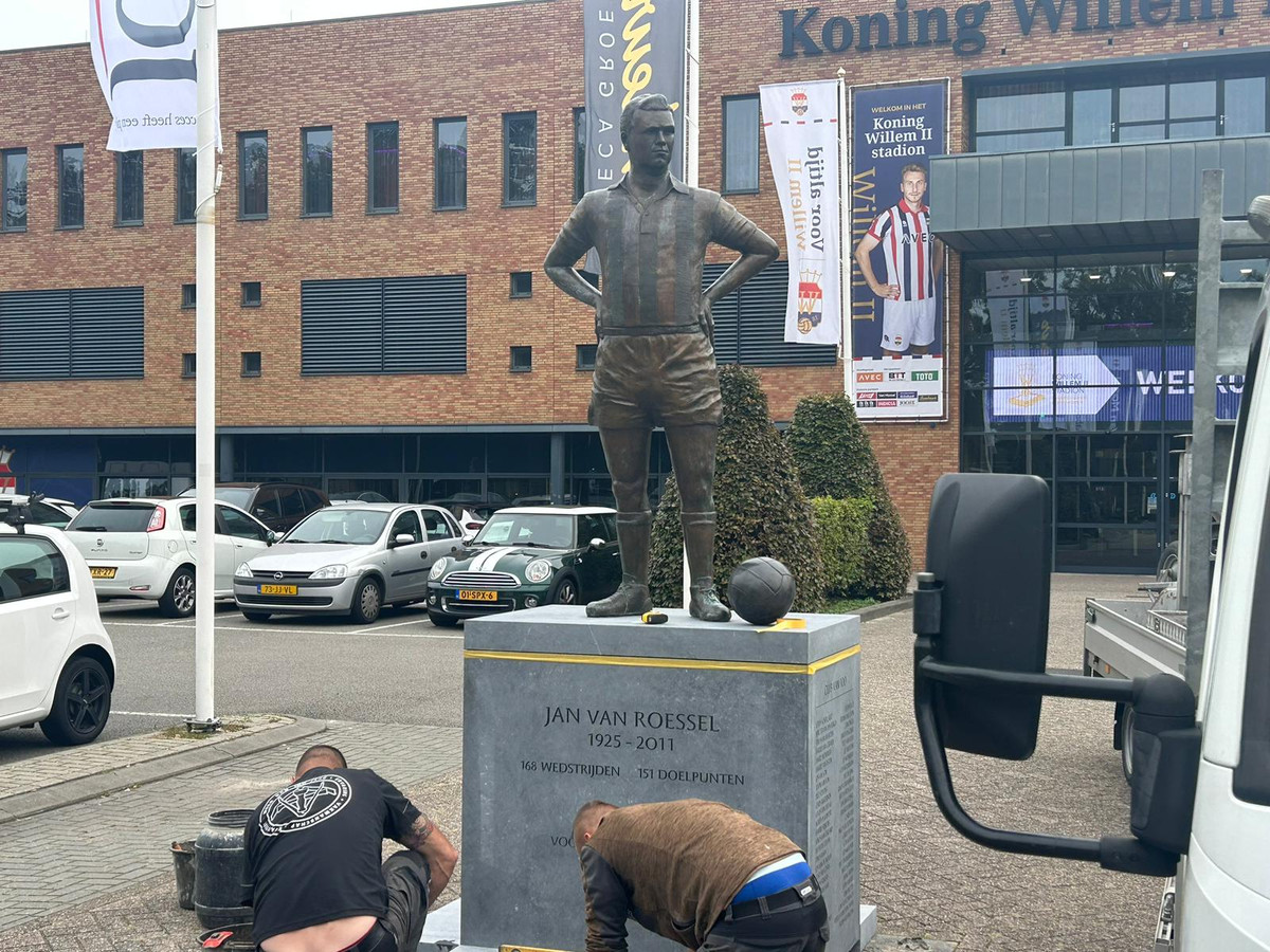 Standbeeld bij Koning Willem II Stadion, dat schade opliep door ...