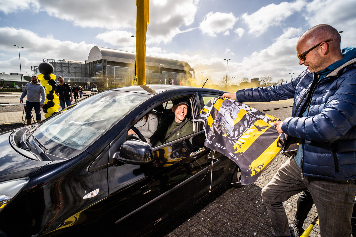 Niet alleen Arnhem kleurt geel-zwart; Robin gaat zijn collega’s in ...
