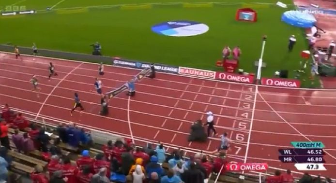 KIJK. “Ik ben echt pissig”: milieuactivisten met spandoek knielen vlak voor finish tijdens 400m ...