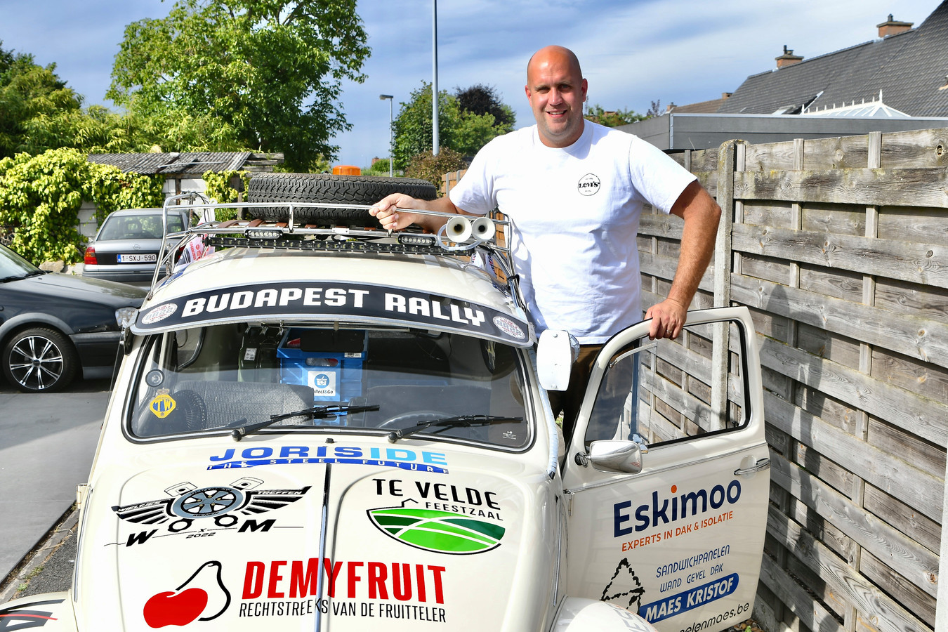 Jan-Willem neemt met VW Kever uit 1975 deel aan Budapest Rally: “Om ...