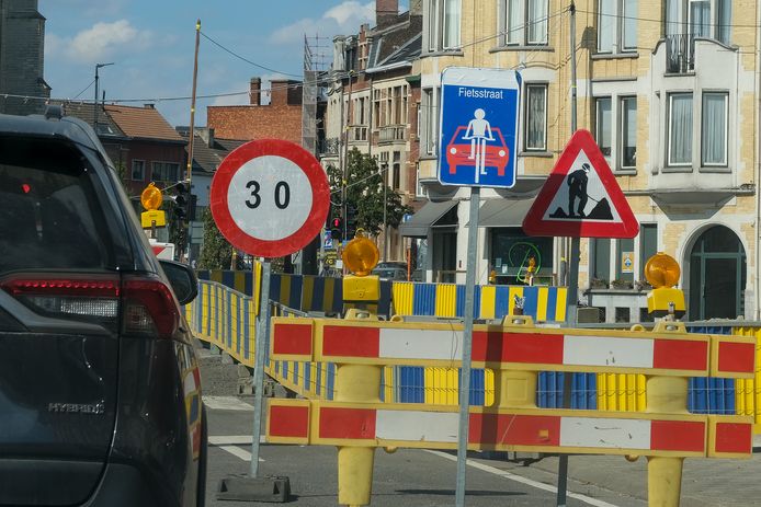 Fietsers krijgen volledige rijstrook op brug als tijdelijk tweerichtingsfietspad tijdens ...