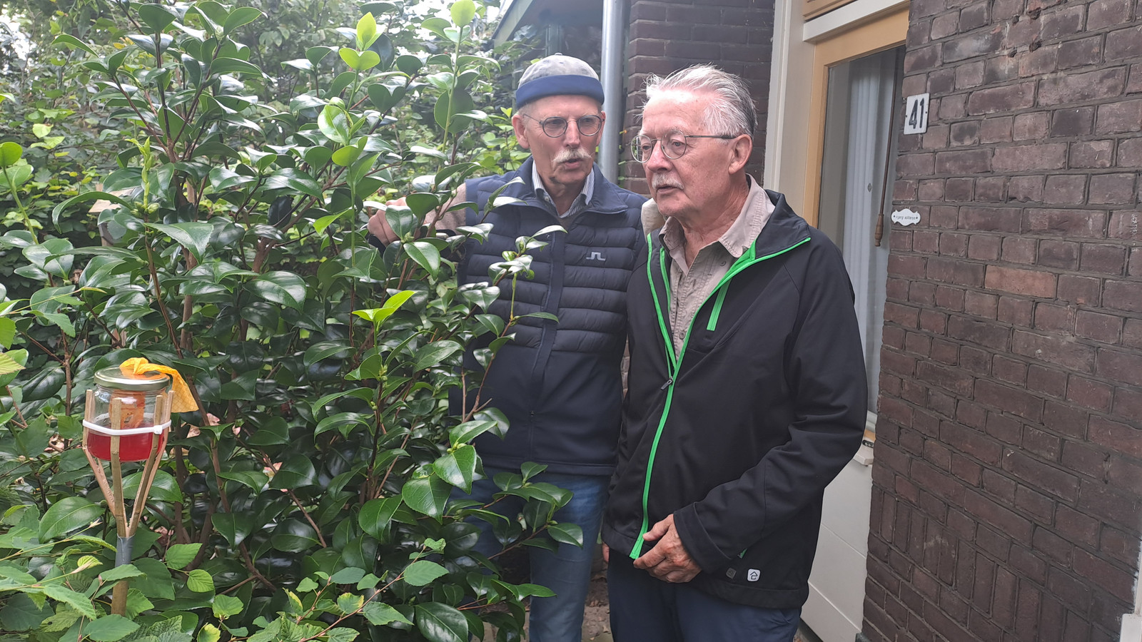 Met lokpotjes en rode stift zoeken Jelle en Henk de nesten van de ...