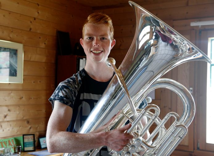 Sander Smits uit Terhole blaast flink partijtje mee op zijn tuba ...