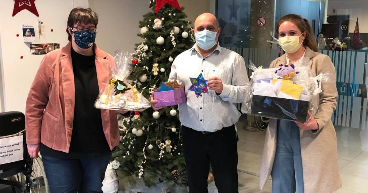 700 kerstkaartjes voor bewoners van de woonzorgcentra: leidster Martha Benoit van Chiro Jow zet ...