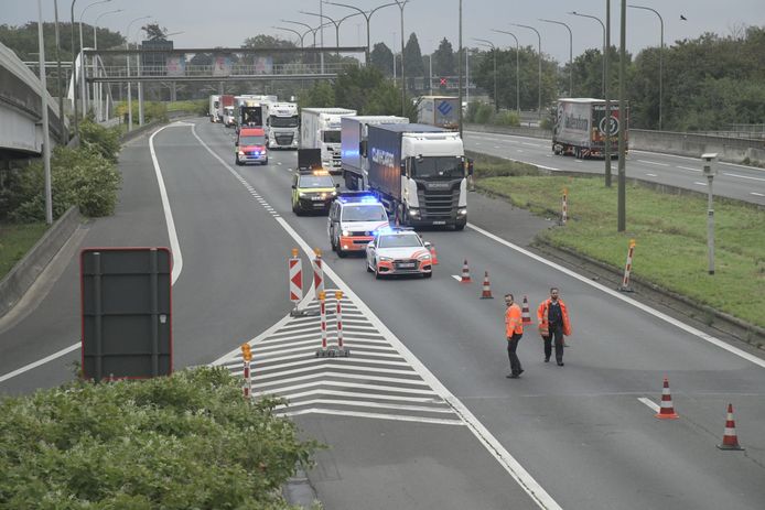 Buschauffeur gewond na ongeval op E19: anderhalf uur file naar ...