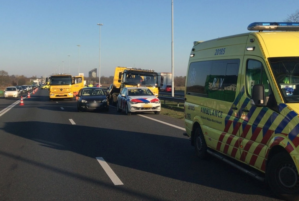 Ongeluk op de A58 bij Tilburg Reeshof, snelweg in de richting van Breda weer open | Foto | AD.nl