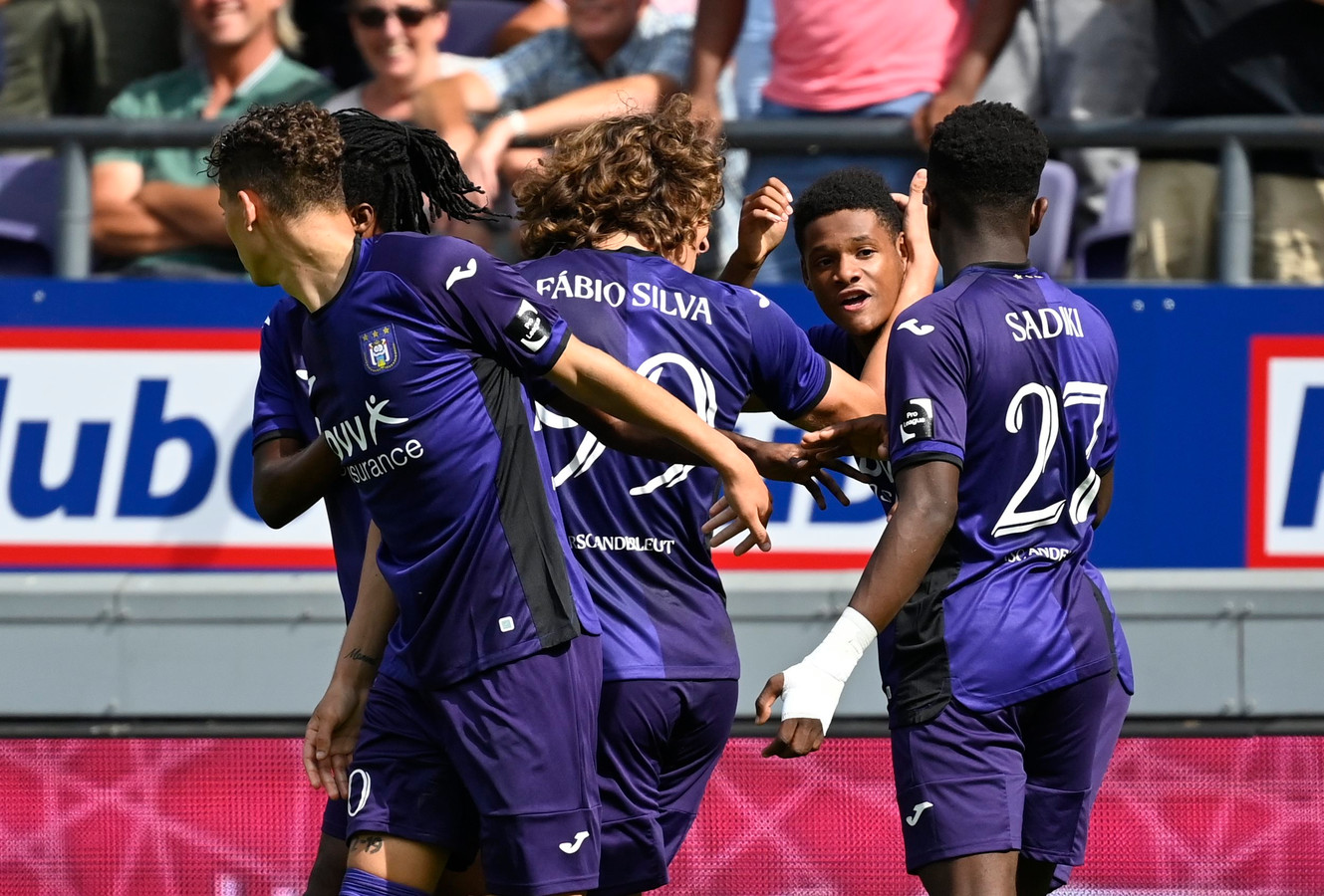 “16? Ik wist niet dat hij zo jong was”: Duranville speelt (en scoort ...