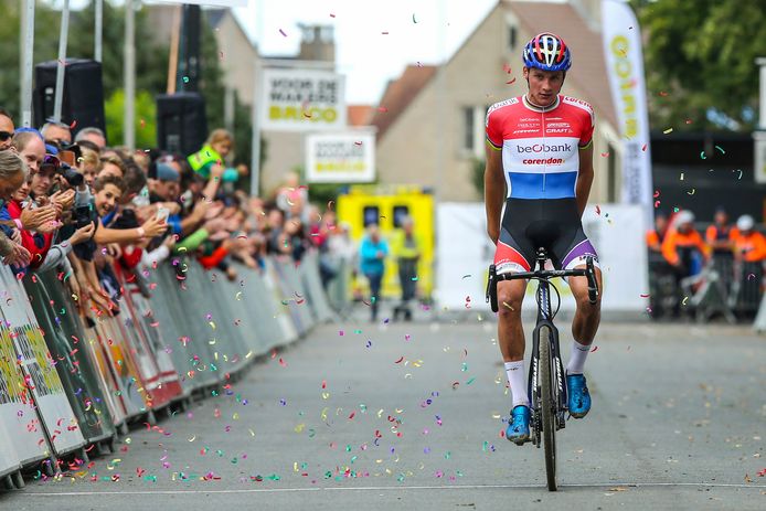 Stan Godrie assisteert Van der Poel tijdens wereldbekerwedstrijden ...