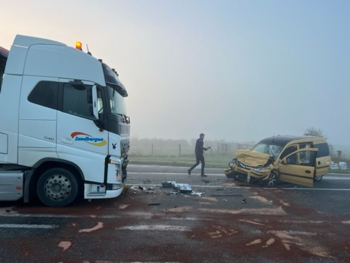 Frontale botsing tussen auto en vrachtwagen: 56-jarige vrouw overlijdt aan haar verwondingen ...