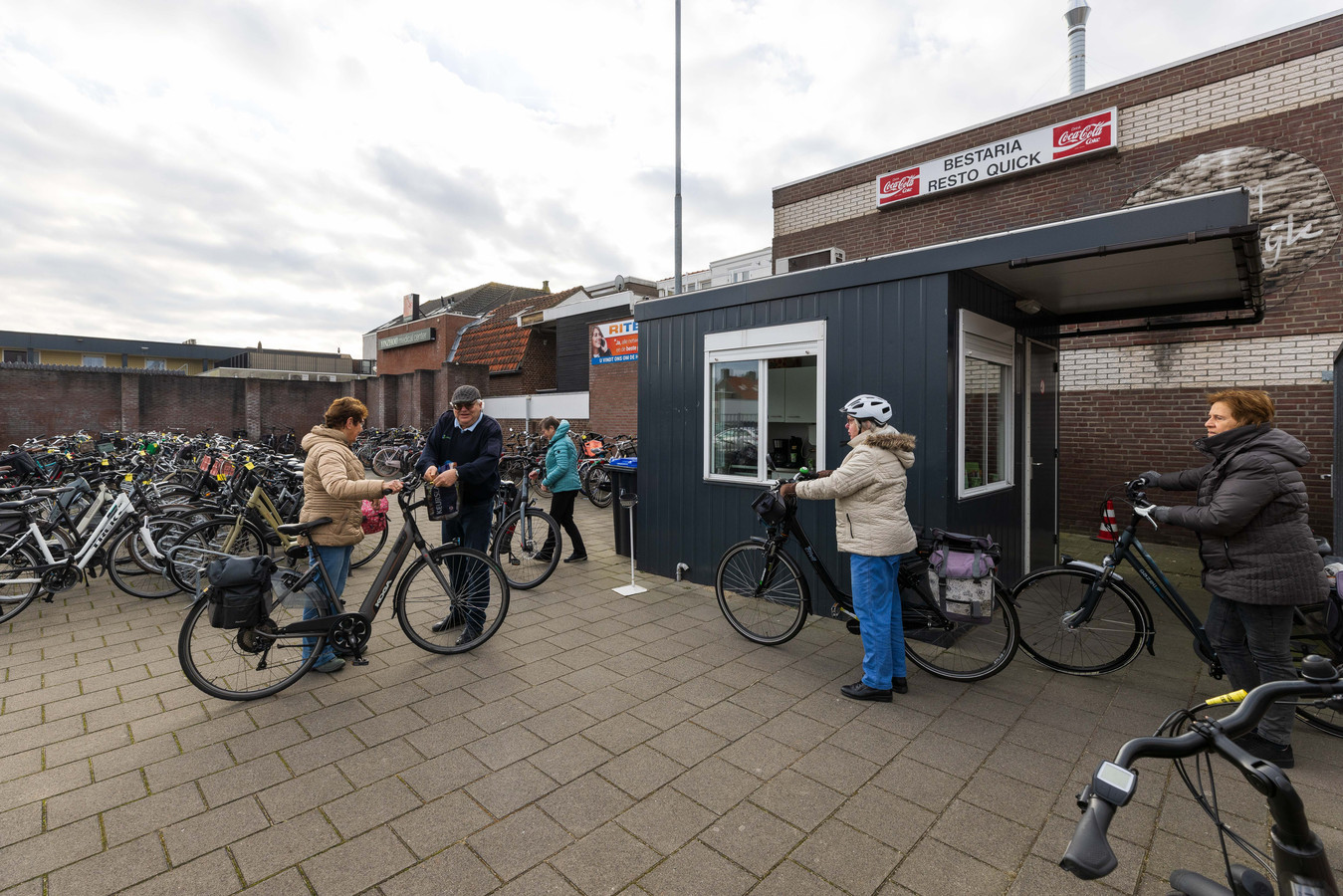 De stalling in Waalwijk is gratis, maar zelfs 10 meter verder staan ...