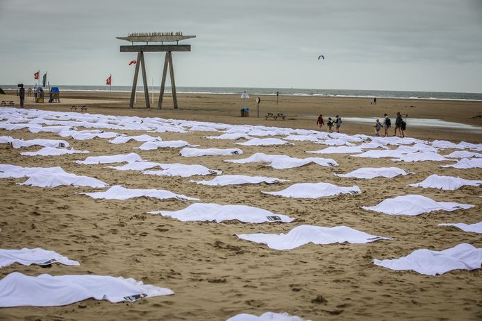Luguber beeld op het strand van Zeebrugge: 621 witte lakens ...