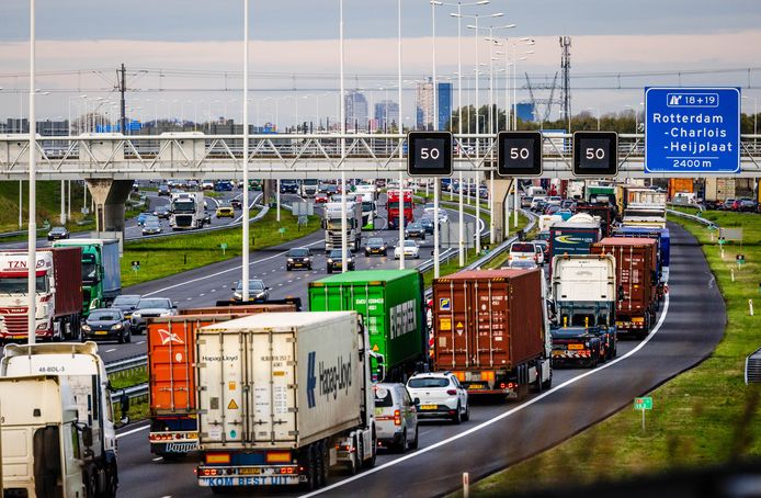 Hoofdrijbaan A15 weer vrij na opengeklapt matrixbord | Rotterdam | AD.nl