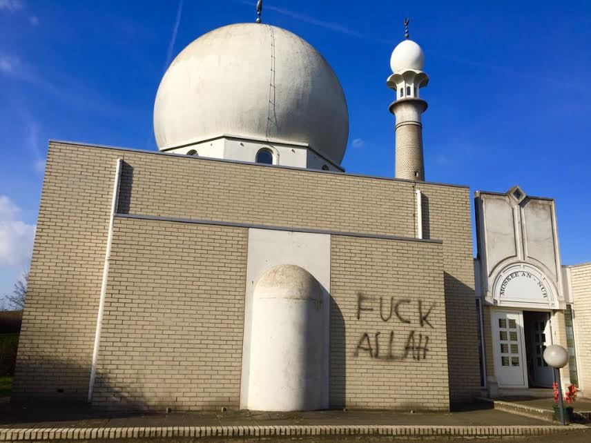 Molukse moskee in Waalwijk beklad met leuzen | Foto | AD.nl