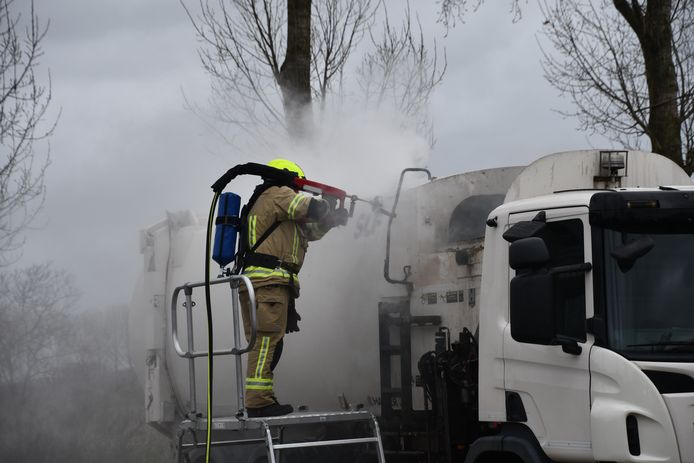 Vuilniswagen geladen met papier in brand in Graauw, brandweer heeft ...