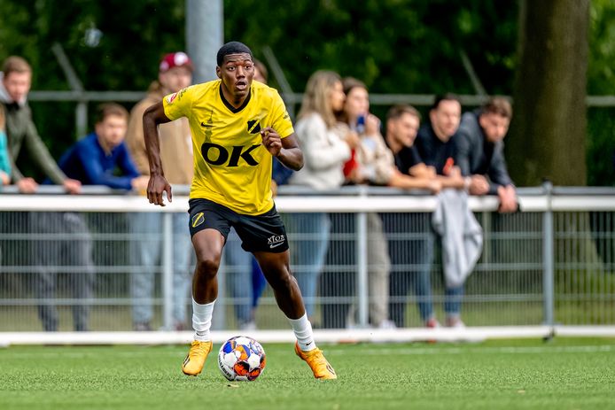 NAC legt 18-jarige verdediger voor lange tijd vast: ‘Als je hem één ...