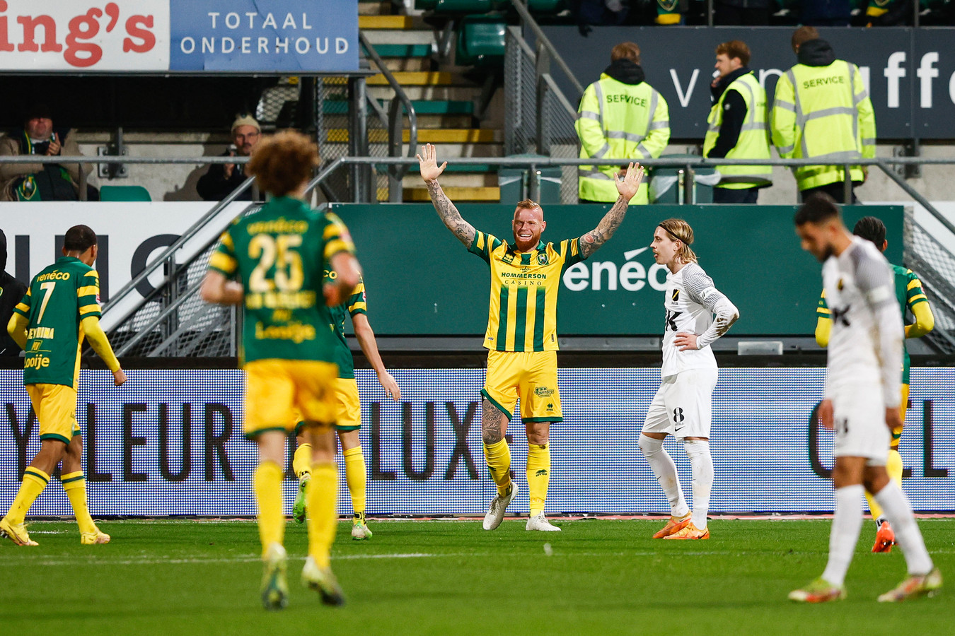 LIVE | Hyballa grijpt hard in na belabberde eerste helft op bezoek bij ADO Den Haag: vier ...