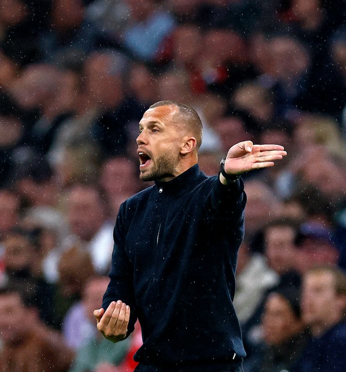 Ajax-trainer John Heitinga: ‘Ben wel beetje klaar met vragen over mijn ...