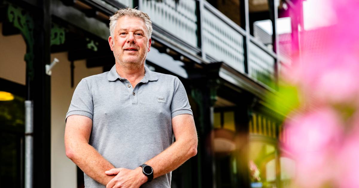 Koos en zijn toneelclub zijn altijd op zoek naar jonge mannen: ‘We ...