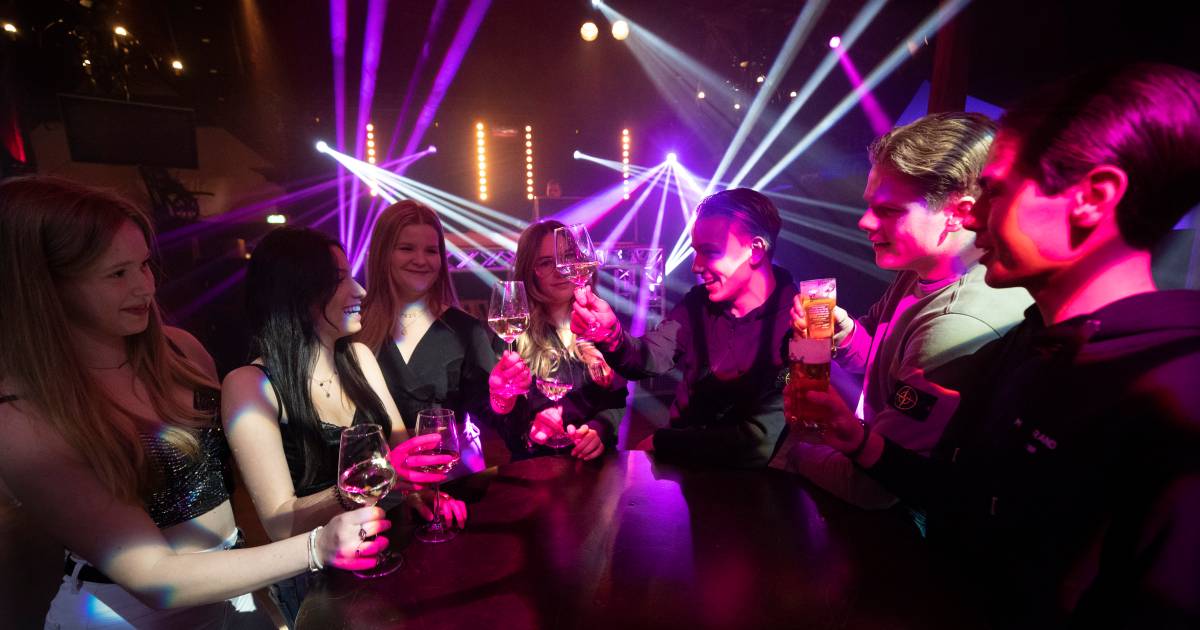 Eindelijk weer brommers kieken bij disco De Radstake: ‘De kaarten waren ...