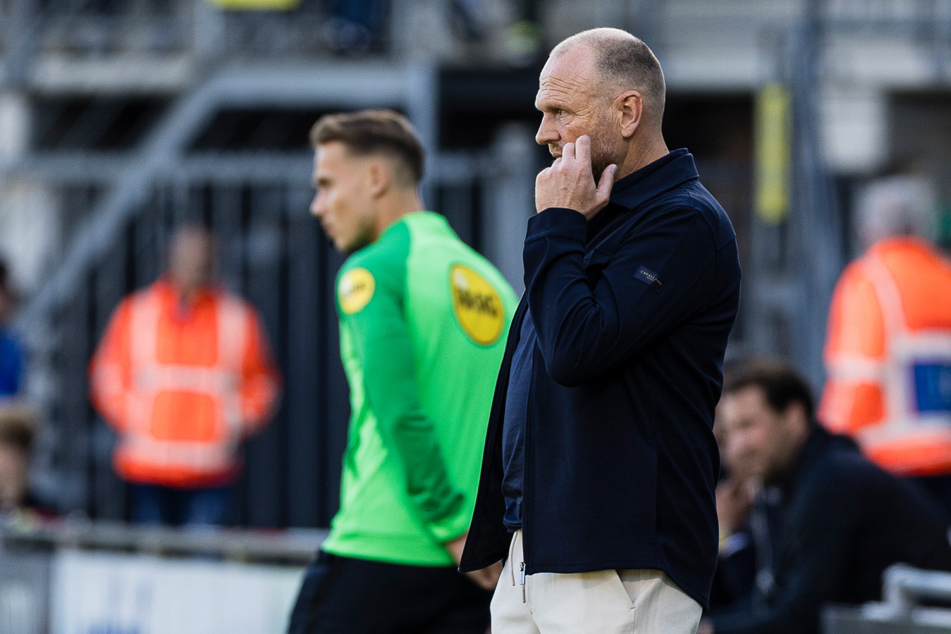 FC Twente-trainer Joseph Oosting sloot zich een middag op om alles te ... FC Twente-trainer Joseph Oosting sloot zich een middag op om alles te ...
