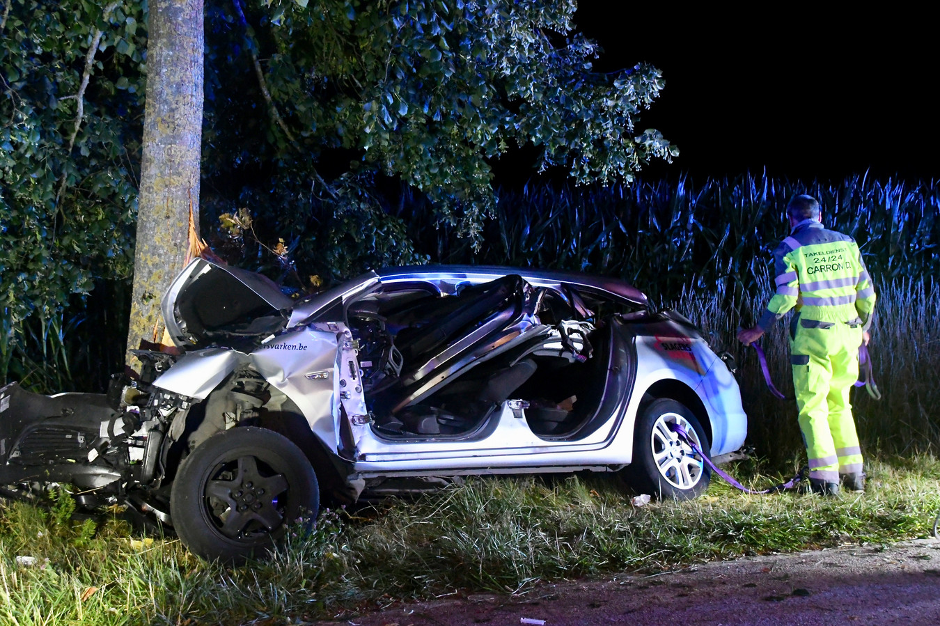 Automobilist valt in slaap achter het stuur en knalt tegen boom: 25-jarige Meulebekenaar ...