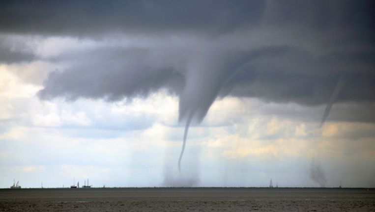 Spectaculaire windhoos boven Waddenzee | De Volkskrant