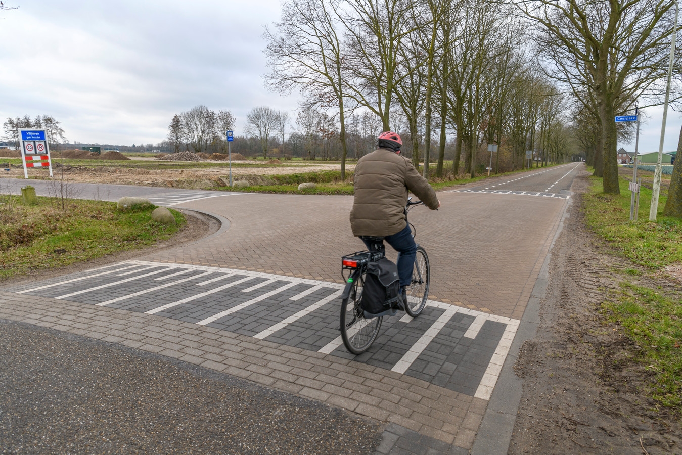 De weg flink breder, een vrijliggend fietspad en mogelijk een rotonde ...