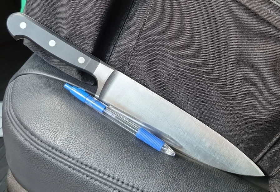 Drugsdealende puber haalt ‘joekel van een mes’ tevoorschijn in gesprek ...