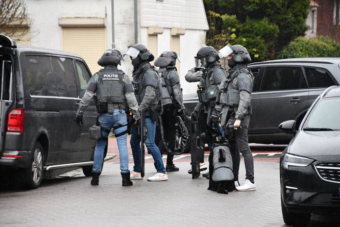 Arrestatieteam grijpt in: twee aanhoudingen na melding over ‘man met ...