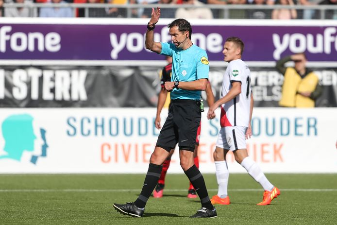 De charme van het scheidsrechter zijn: ‘Een leuke hobby, ook als je ...