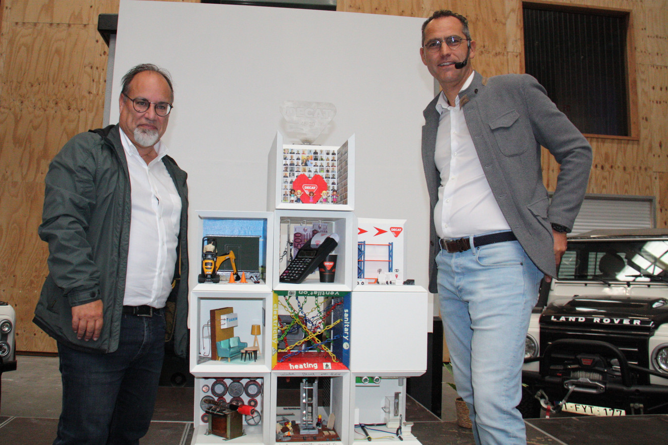 IN BEELD. Personeel verrast werkgever met bijzonder kunstwerk: “Alles ...