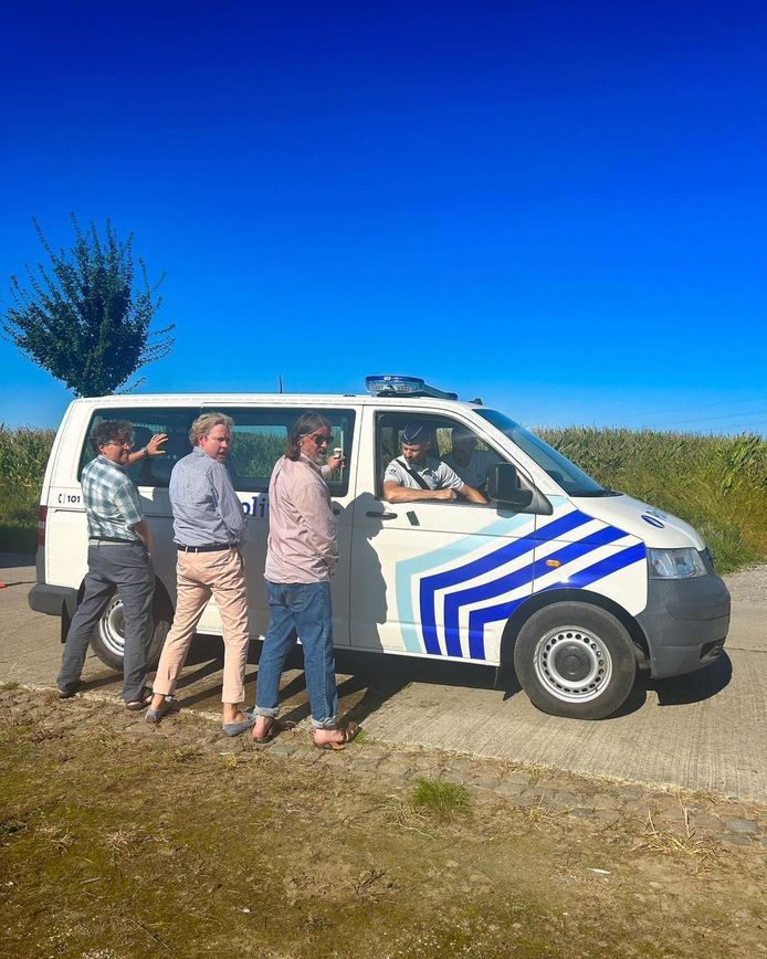 KIJK. ‘Nonkels’ reageren met ludieke foto op plasincident bij Van ...
