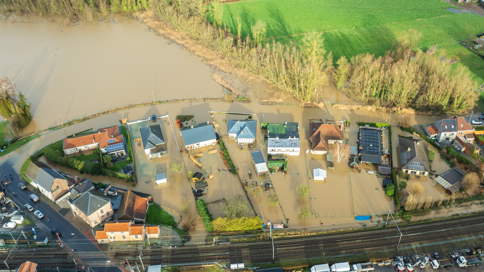 IN BEELD. Dronebeelden tonen omvang wateroverlast in Denderstreek ...