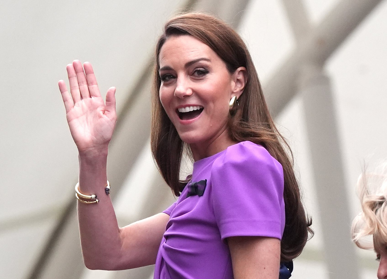 IN BEELD. Prinses Kate komt weer buiten en geniet met dochter Charlotte ...