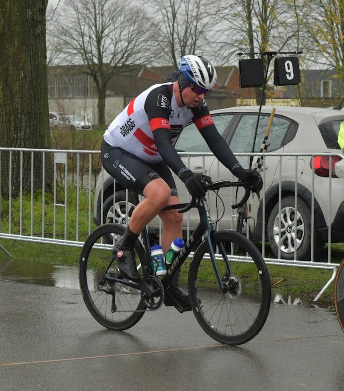 Stéphane (46) sterft naast parcours Parijs-Roubaix: “Gesigneerd truitje ...