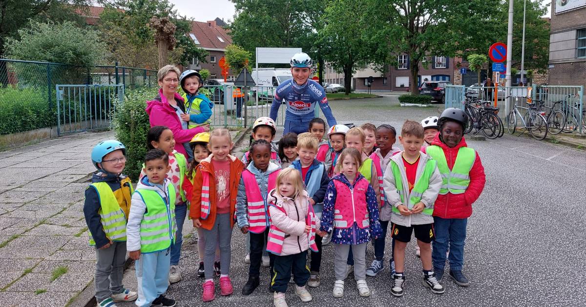 Veldrijder Emiel Verstrynge maakt jongste Eeklonaars warm voor de fiets ...