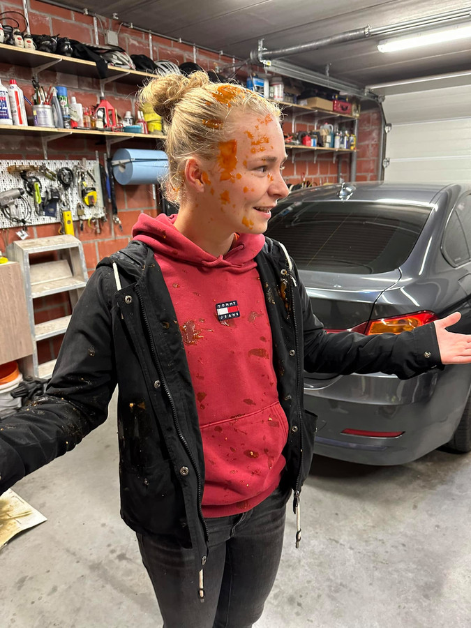 Evi (23) krijgt gehaktballen met tomatensaus naar hoofd gegooid: “Saus ...