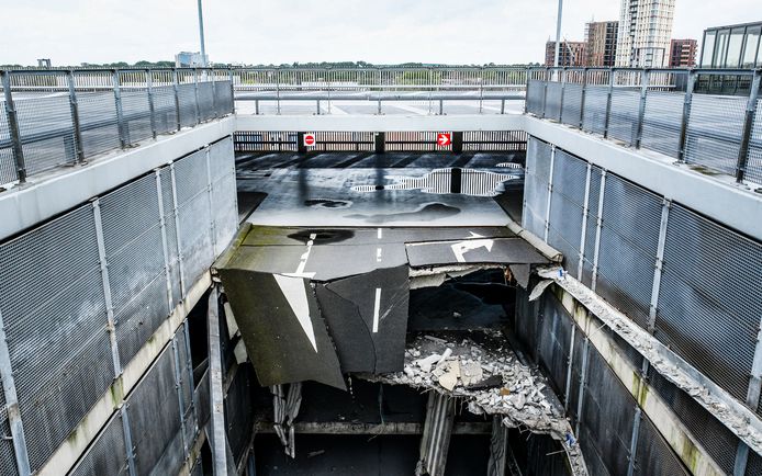 Als John na de dreun de gordijnen opentrekt, ziet hij de ravage: ‘Het ...