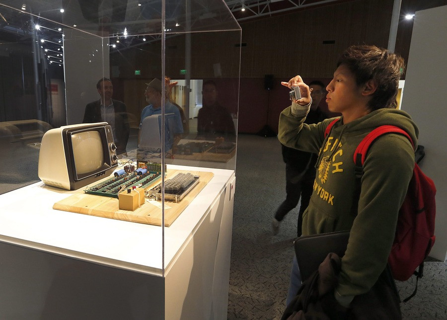 Apple-1 computer brengt 387.750 dollar op | Foto | AD.nl