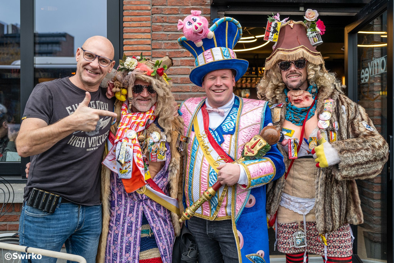 Vijftig Voil Jeanetten trokken door Aalst met hun retro ‘kinjerkoesj’ | Foto | hln.be