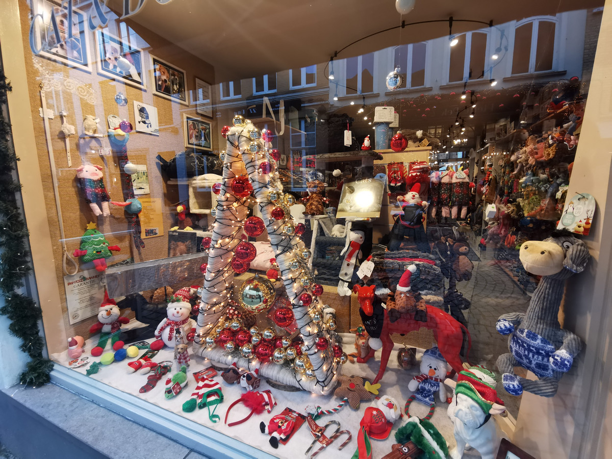 Deze Brugse winkeliers zijn trots op hun kerstetalage: “We draaien 1/3 ...