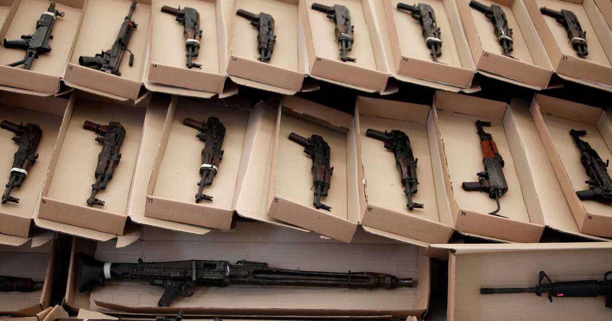 42 fusils d'assaut de la police remplacés par des armes factices ...