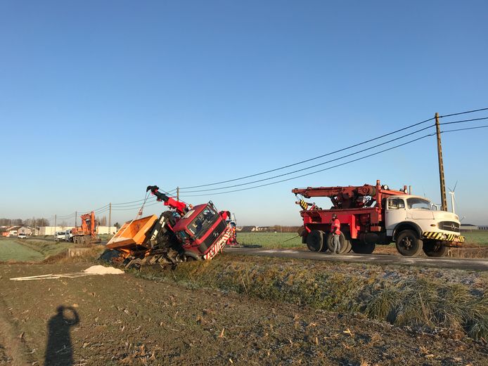 Strooiwagen slipt zelf door gladheid en belandt in sloot | Poperinge | hln.be
