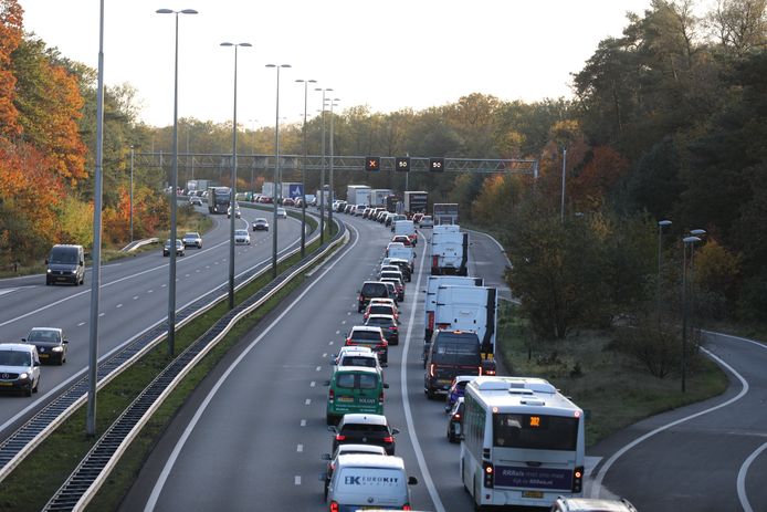 Flinke file op A50 na kettingbotsing met vier voertuigen bij Terlet ...