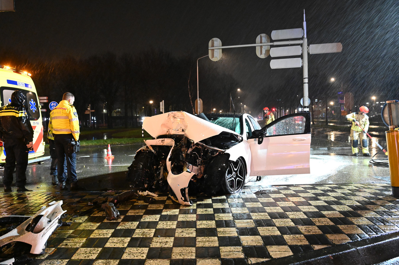 Auto botst met harde klap tegen verkeerslicht in Breda, bestuurder naar ...