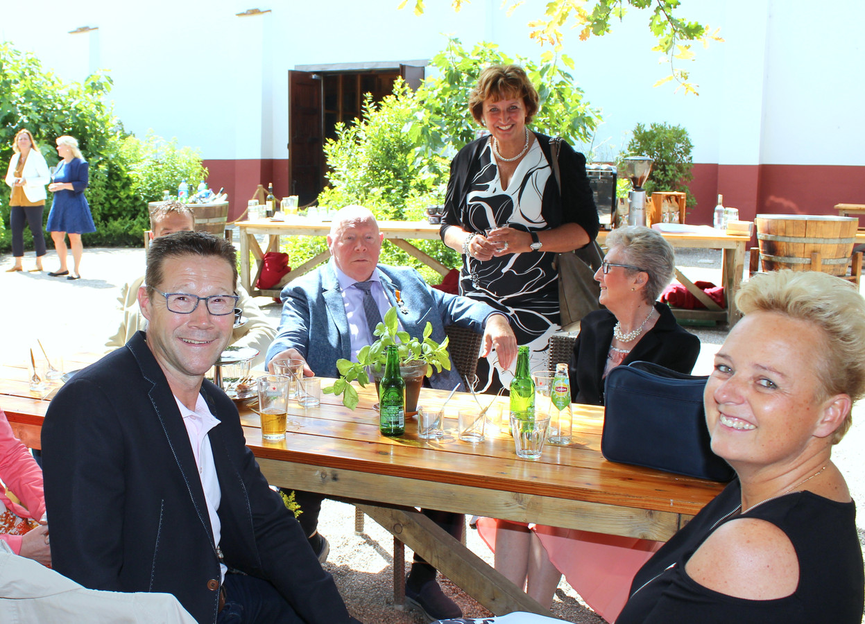 Deze 27 gedecoreerden kregen dan toch nog een lintje uit handen van ...