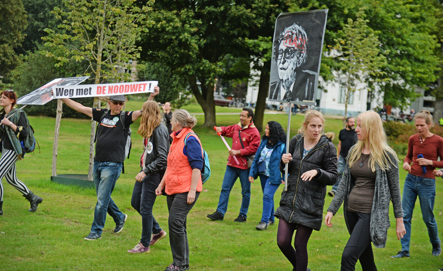‘Vrijheid, nu!’ Opnieuw demonstratie in Enschede tegen coronaregels en spoedwet | Foto | tubantia.nl