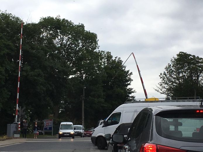 Slagboom aangereden op overweg in Wondelgem: signaal stopt niet met ...