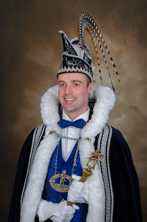 Carnavalsscepter bij Buntstèkers voor Tony d’n Urste | Foto | bd.nl