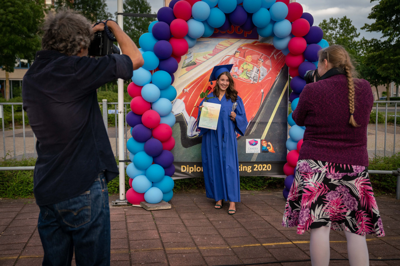 Diploma-uitreiking in ‘drive-in diploscoop’ van Candea College | Foto ...